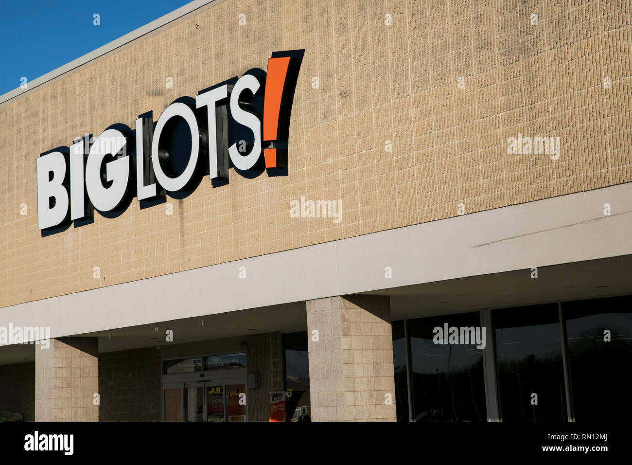 Big lots storefront hi-res stock photography and images - Alamy