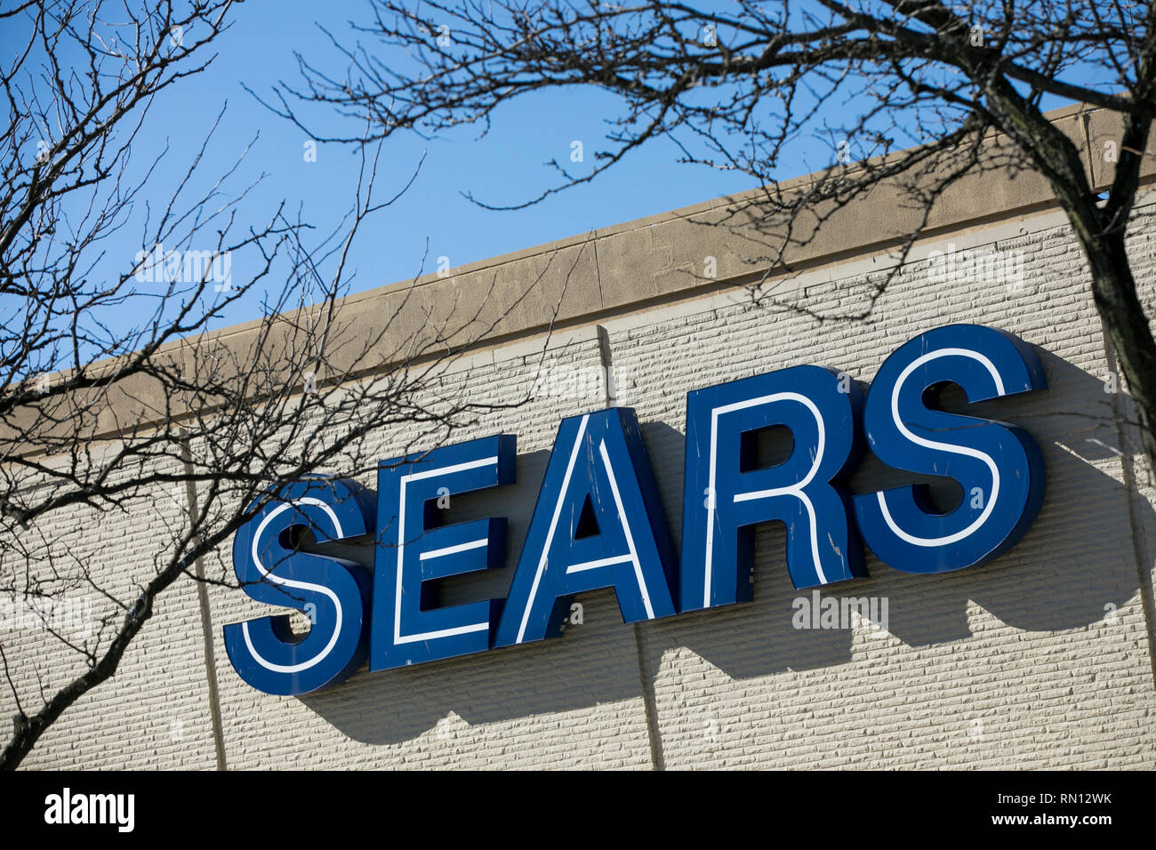 Sign logo storefront retail store hi-res stock photography and images ...