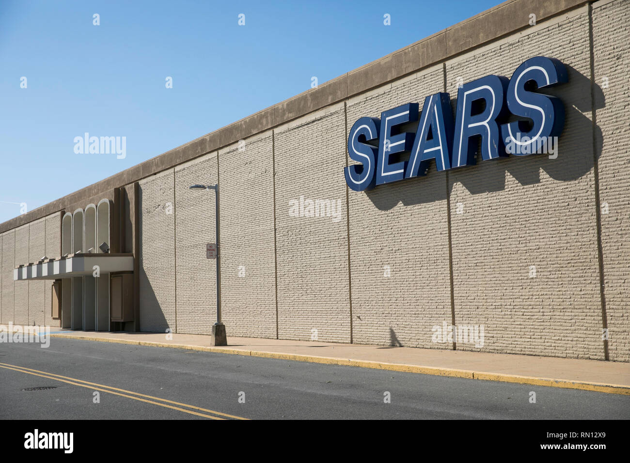 Sign logo storefront retail store hi-res stock photography and images ...