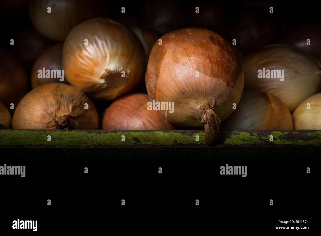 Yellow big onions hi-res stock photography and images - Alamy