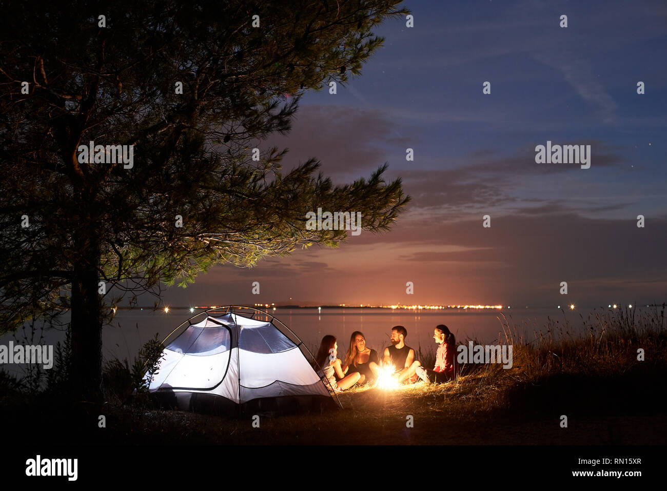 Group of people sitting under tree hi-res stock photography and images ...