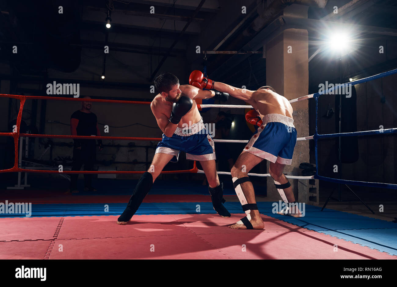 Two boxers fighting hi-res stock photography and images - Alamy