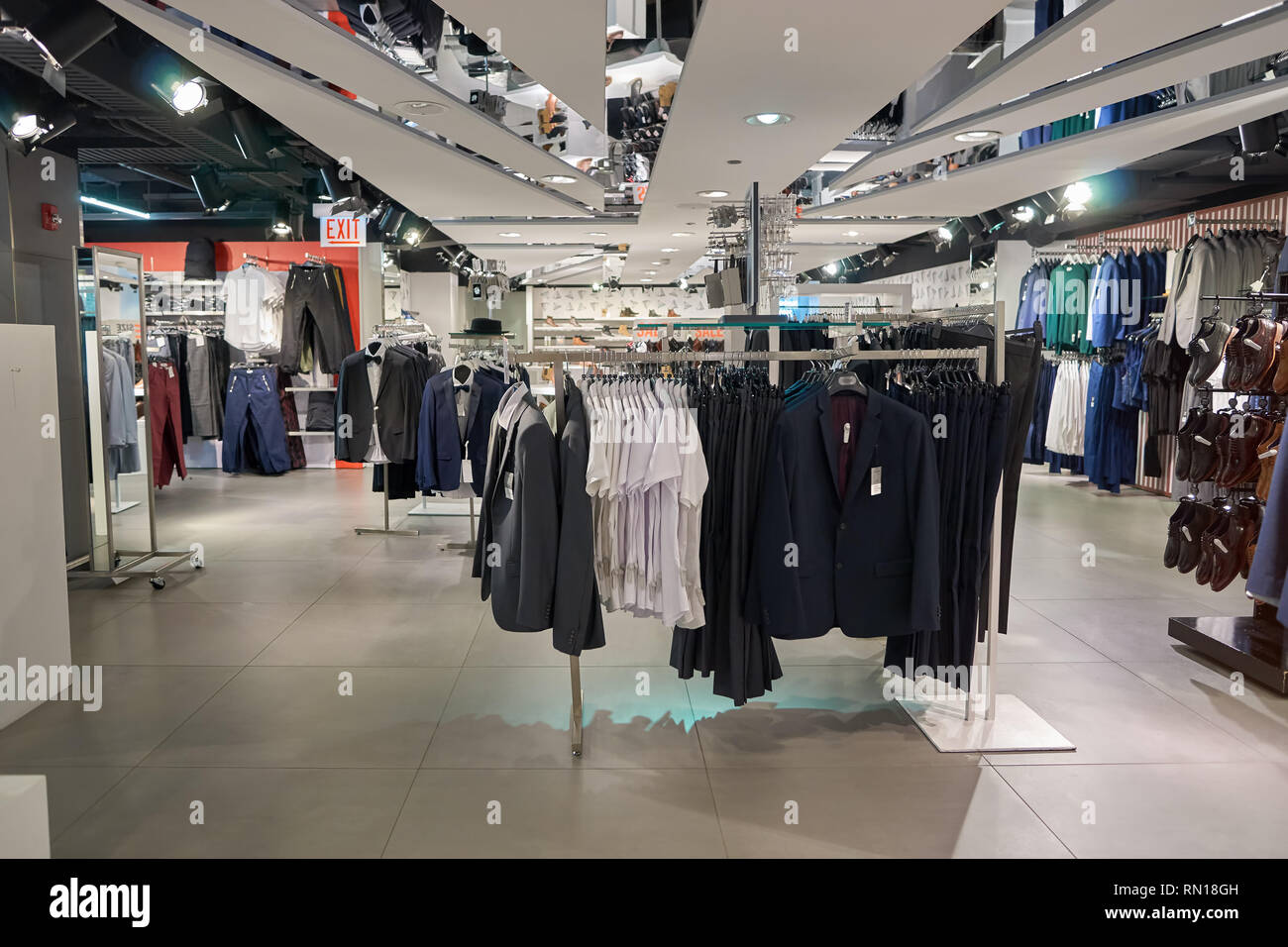 Topshop store interior hi-res stock photography and images - Alamy