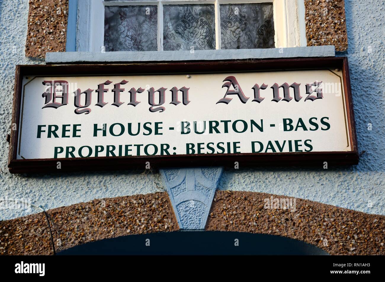 Landlady pub hi-res stock photography and images - Alamy