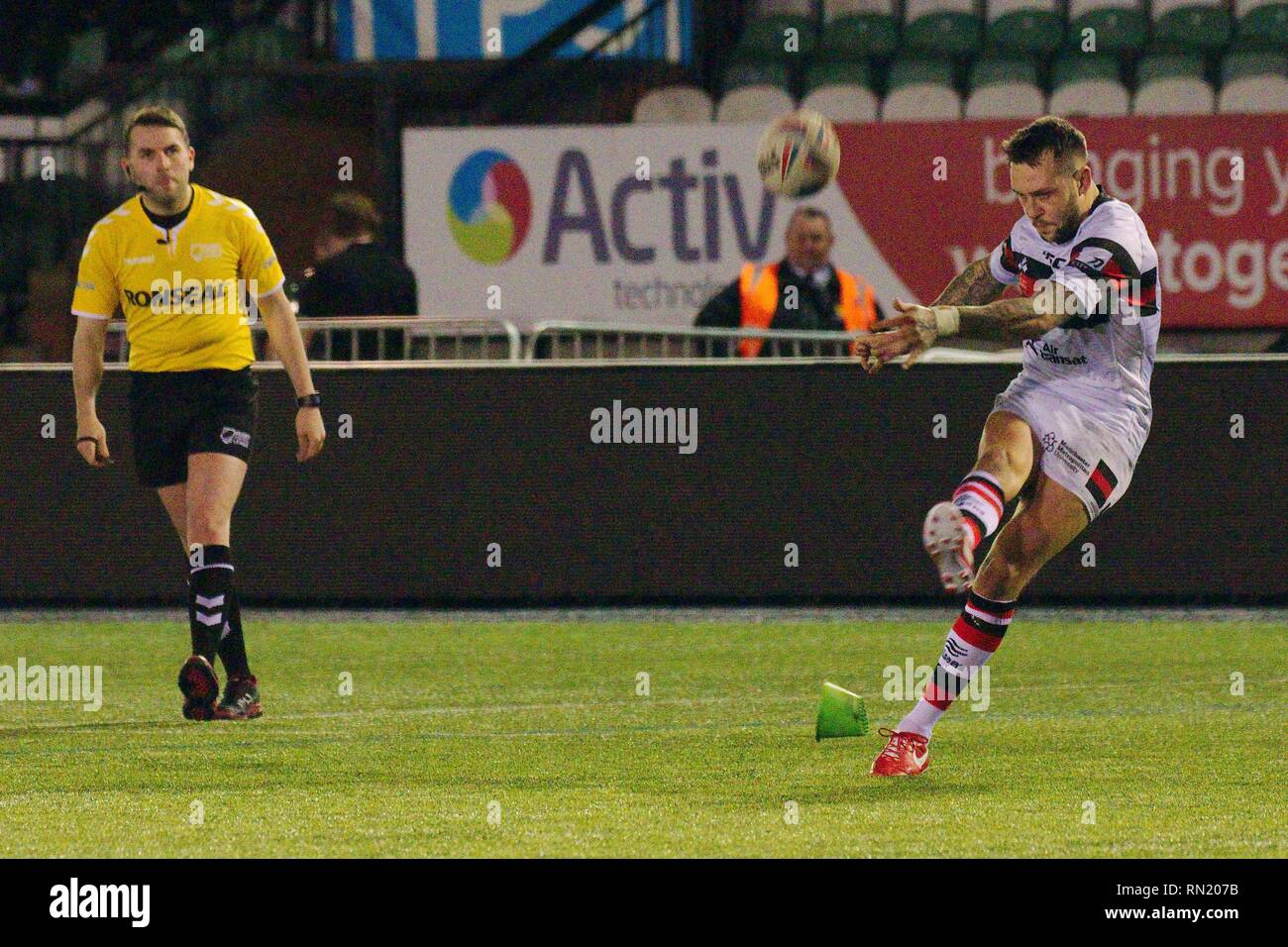 Rugby player kicking conversion hi-res stock photography and images - Alamy