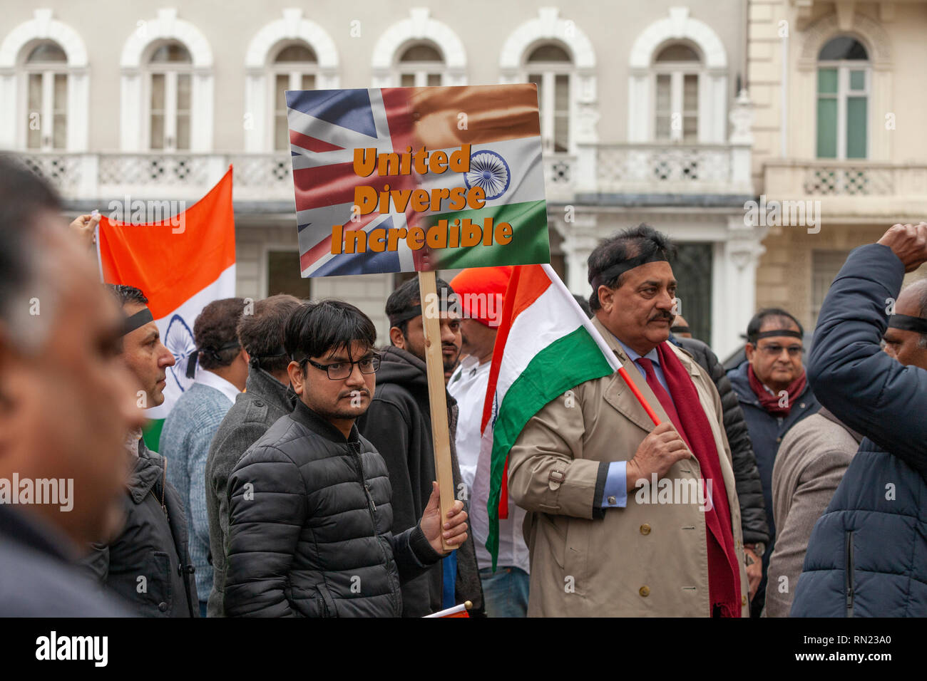 Indian soldiers with indian flag hi-res stock photography and images ...