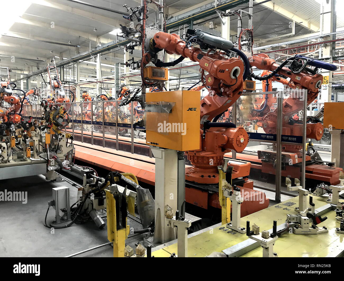 Taiyuan, Shanxi, China. 30th Dec, 2018. Robotic assemblers sit idle at ...