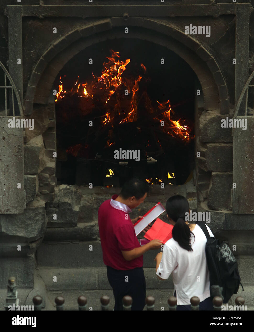Chinese burn hi-res stock photography and images - Alamy
