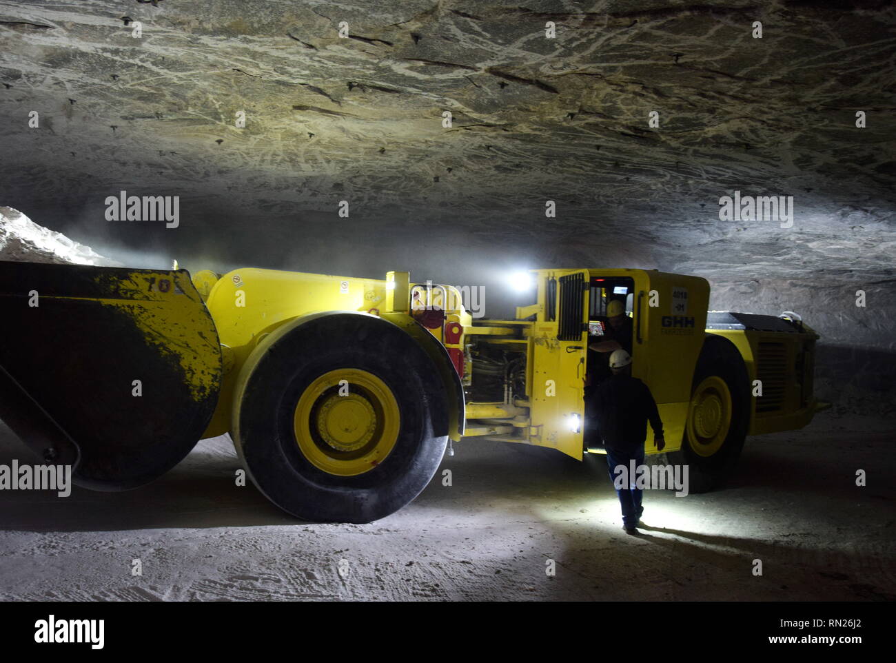 Philippsthal, Germany. 08th Feb, 2019. Pasqual Olminski inspects the ...