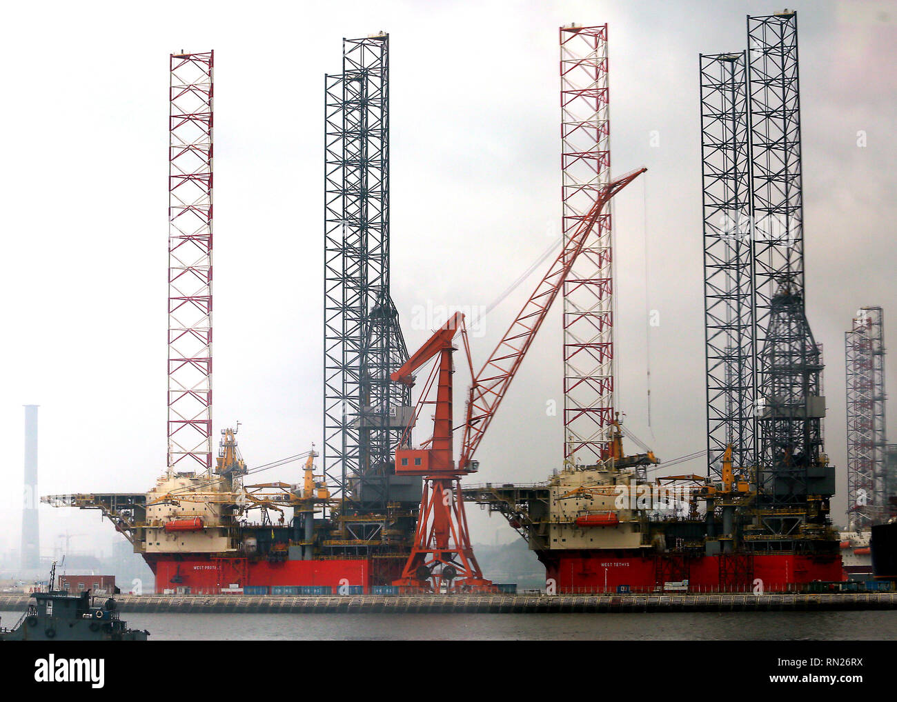 Operational drilling rigs hi-res stock photography and images - Alamy