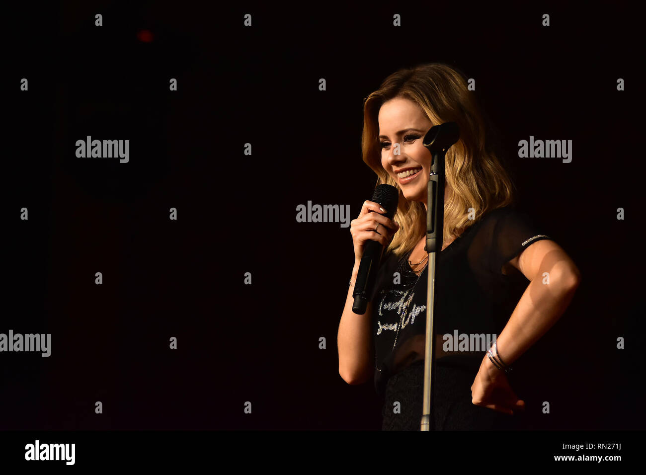 Singer sandy hi-res stock photography and images - Alamy