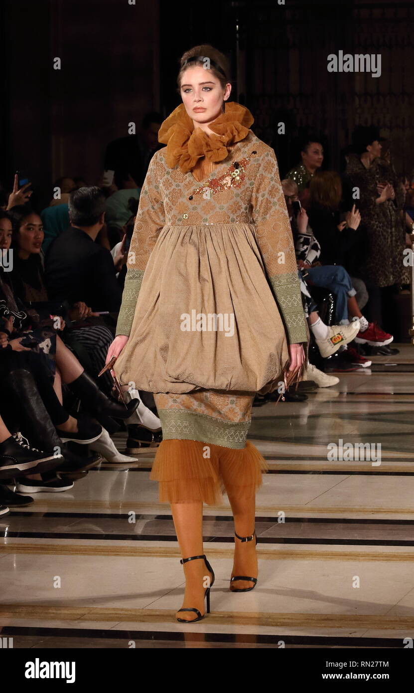 Fashion catwalk 2019 hi-res stock photography and images - Alamy