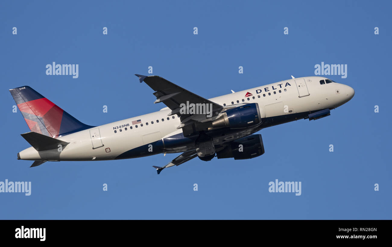 Avión delta hi-res stock photography and images - Alamy