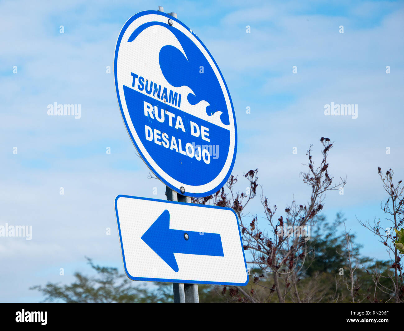 "Ruta de Desalojo" sign in spanish language mean "Evacutaion route" in ...