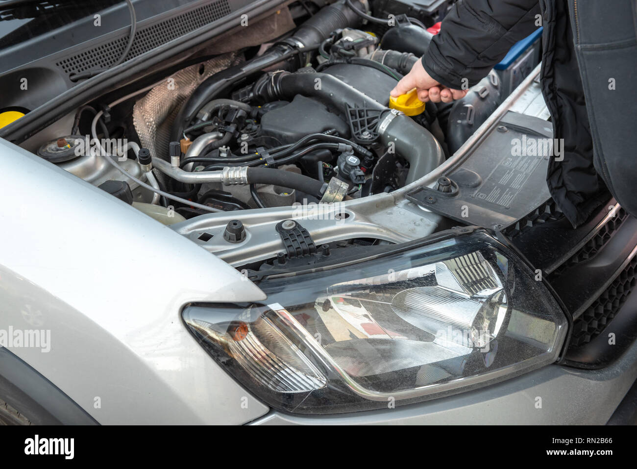 Auto mechanic checking fill hi-res stock photography and images - Alamy