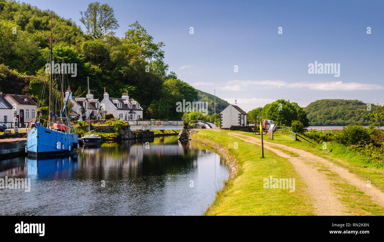 House beside the crinan canal hi-res stock photography and images - Alamy