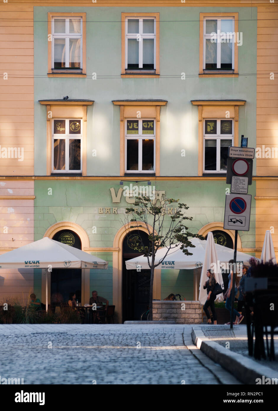 Tenement houses hi-res stock photography and images - Alamy