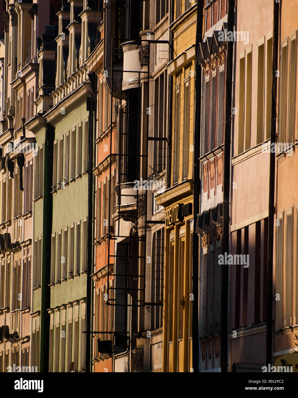 Tenement houses hi-res stock photography and images - Alamy