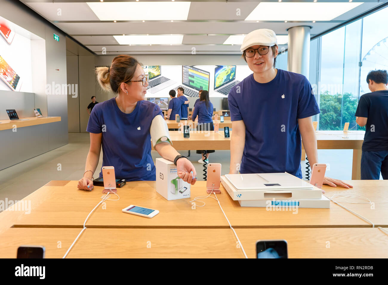 Apple inc worker hi-res stock photography and images - Alamy