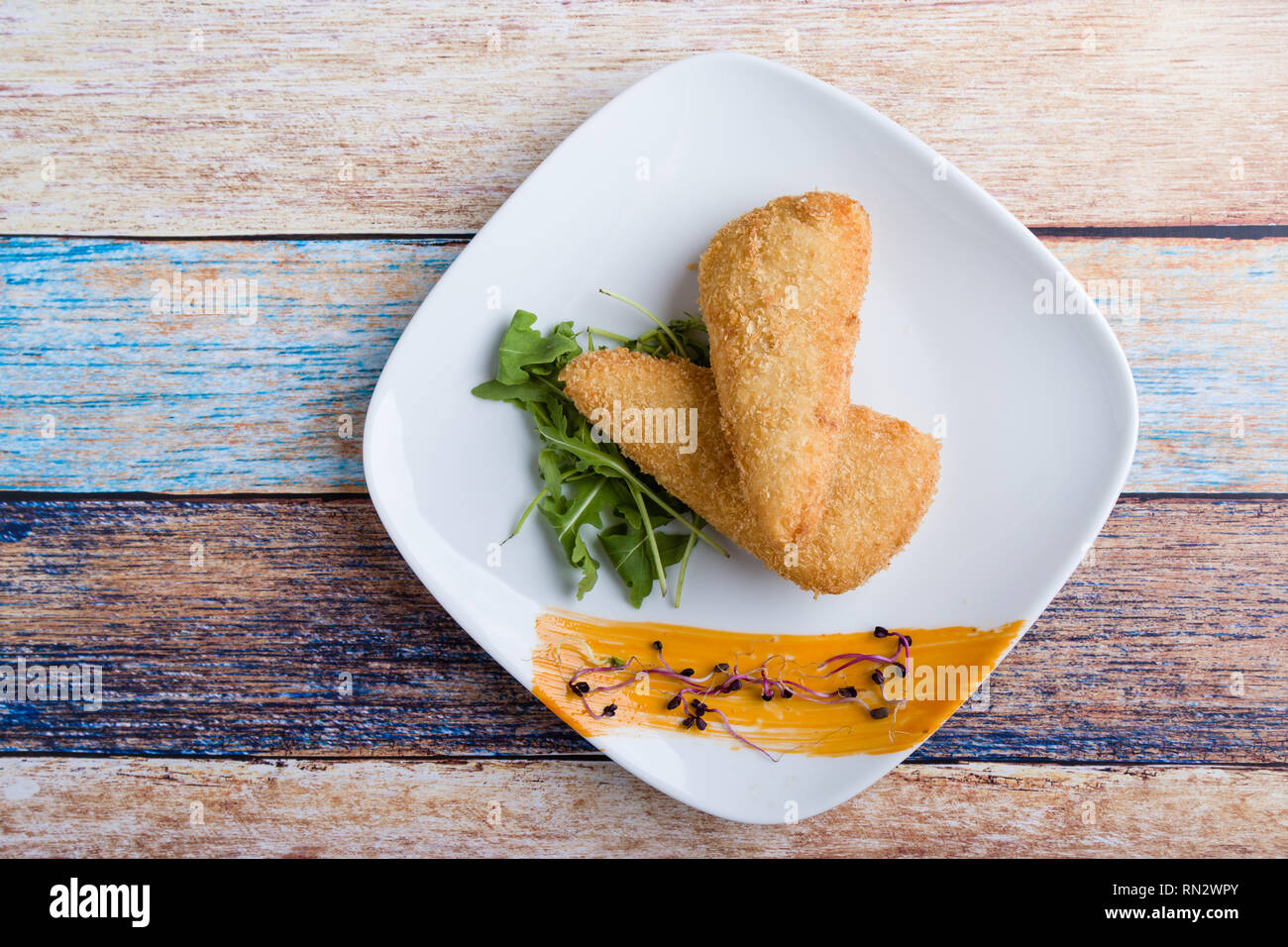 Deep palte hi-res stock photography and images - Alamy