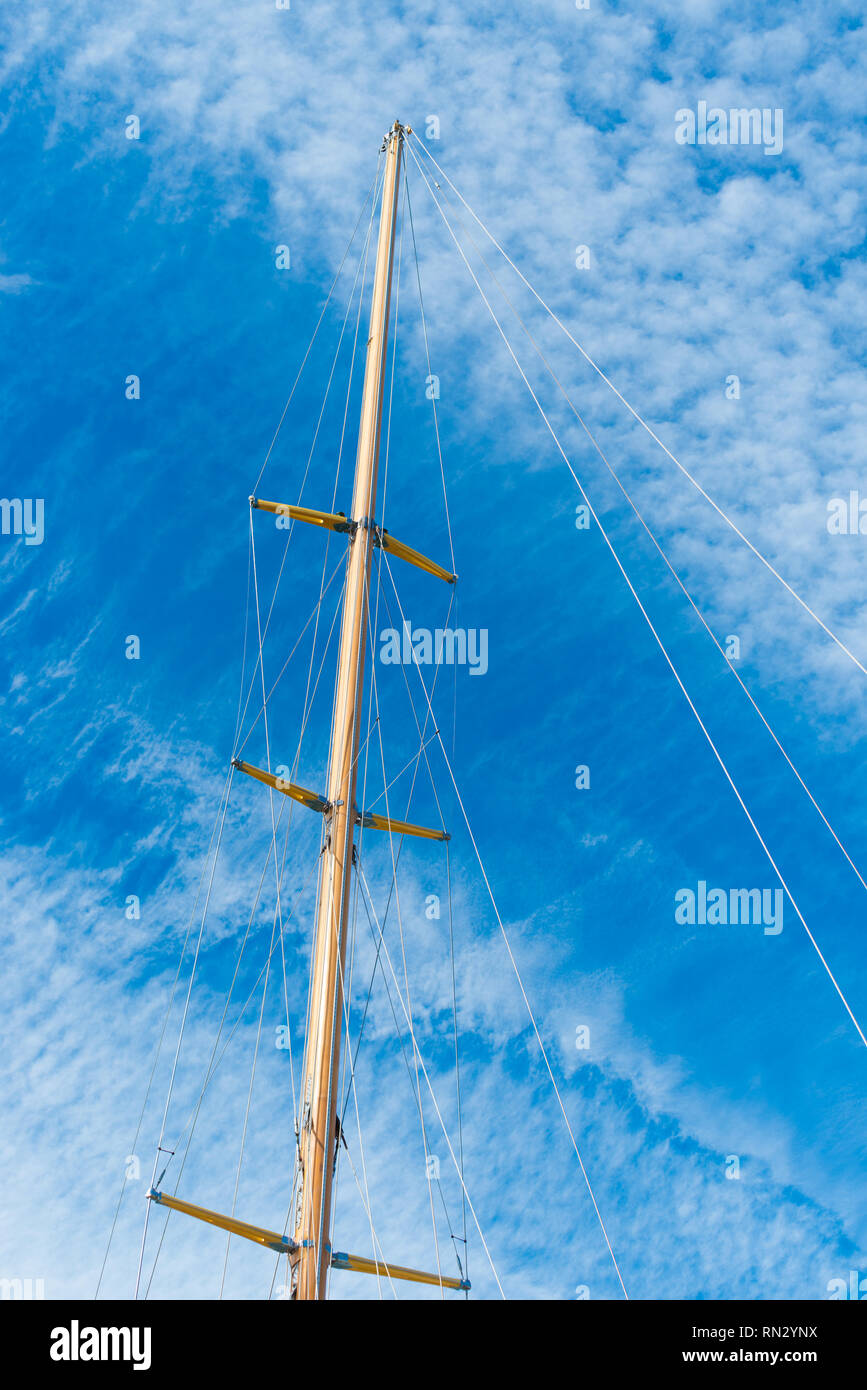 mast and rigging of a sailing boat Stock Photo - Alamy
