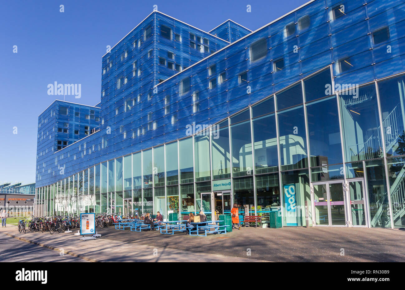 Students enjoying the sun at the Groningen university campus Stock ...