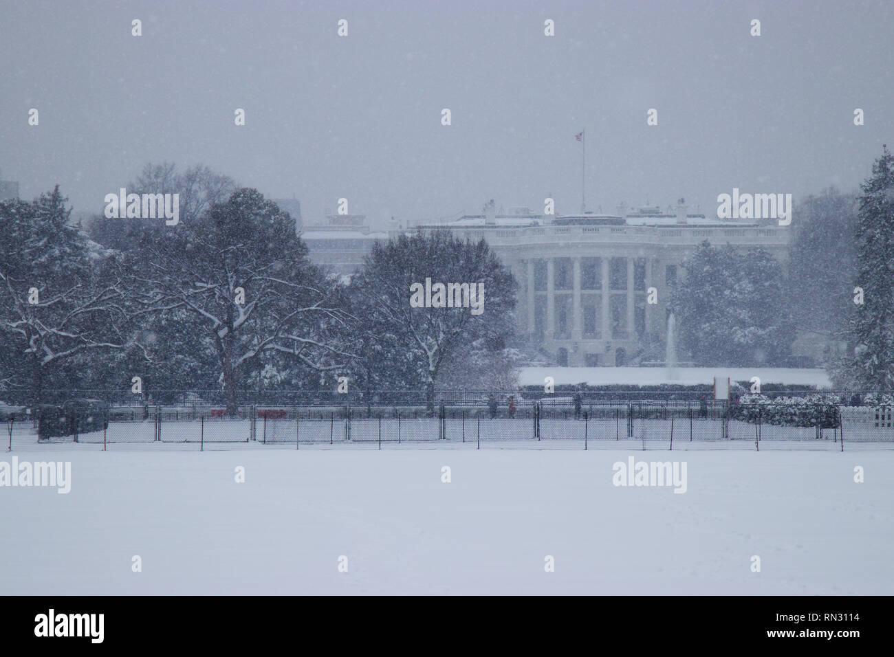 White house in snowfall hi-res stock photography and images - Alamy