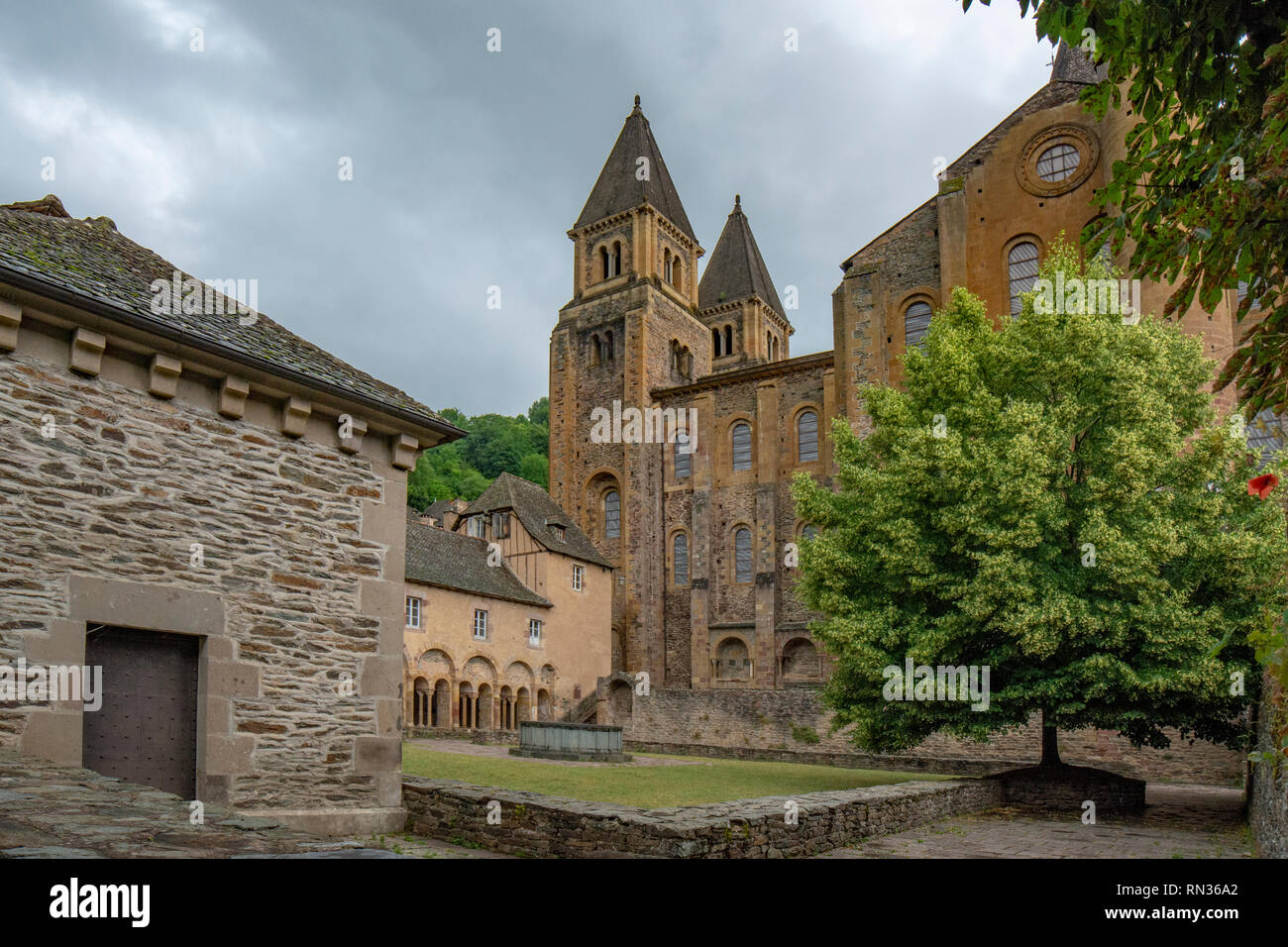 France romanesque courtyard hi-res stock photography and images - Alamy