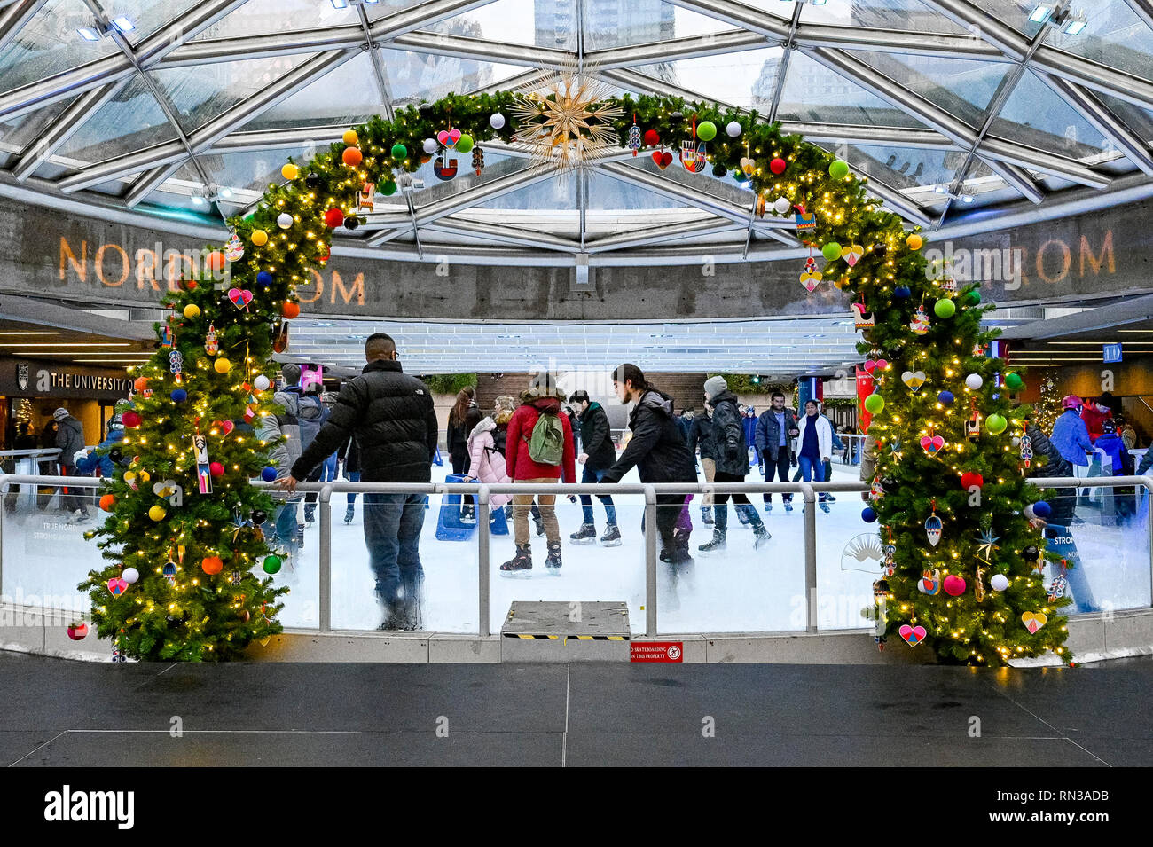 Public square ice rink hi-res stock photography and images - Alamy