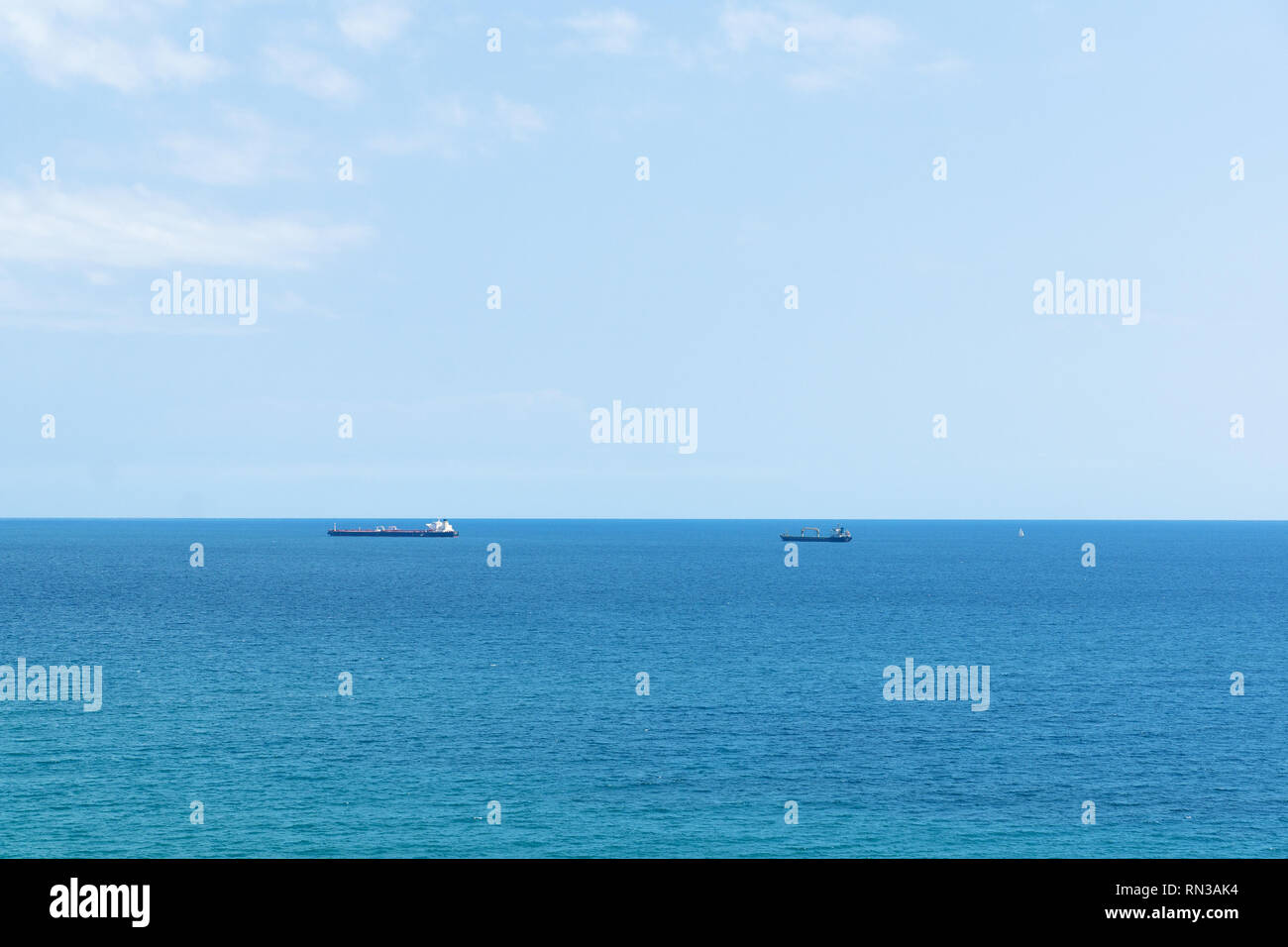 Large blue container ship hi-res stock photography and images - Alamy