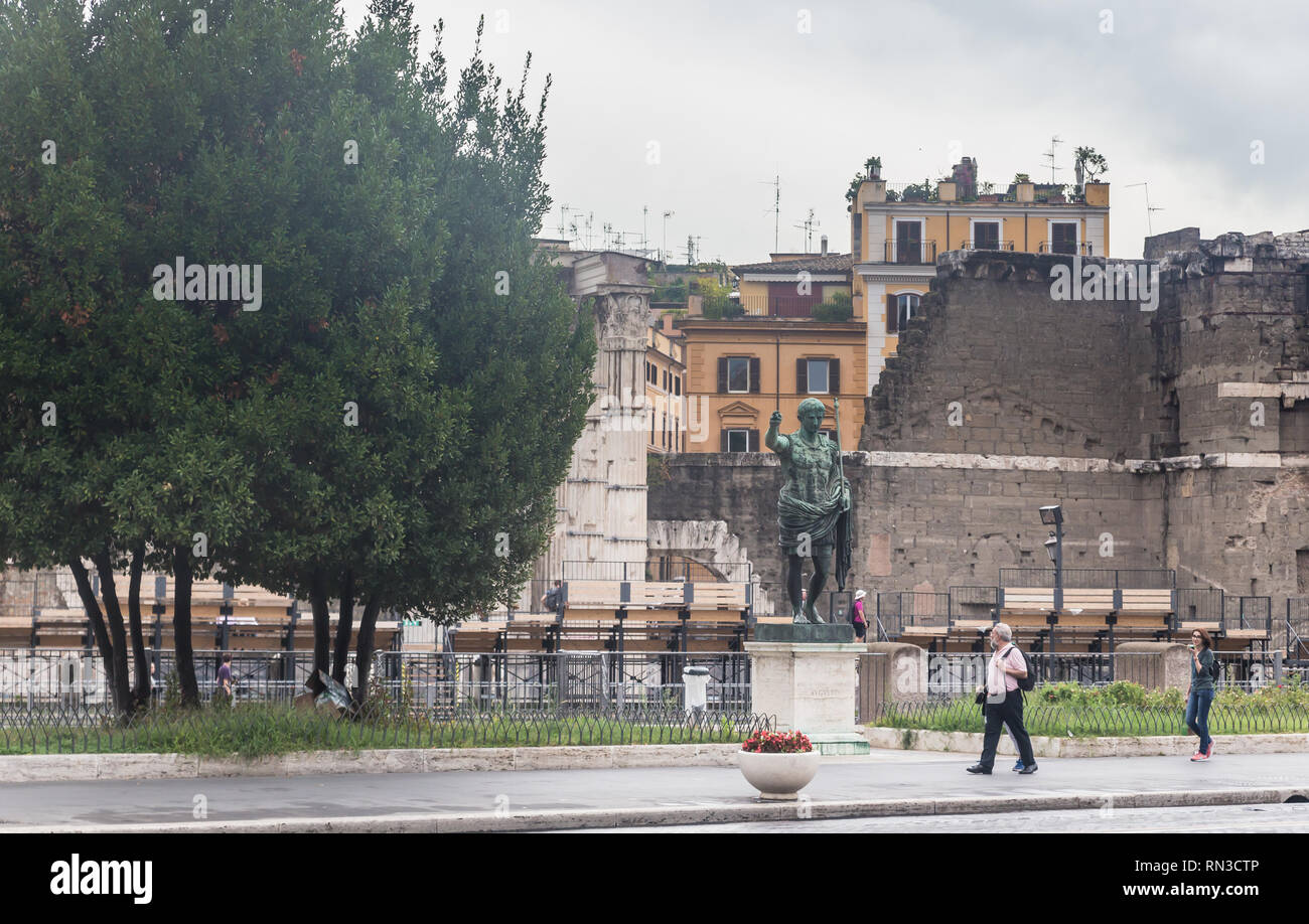 Roman toga bronze statue hi-res stock photography and images - Alamy