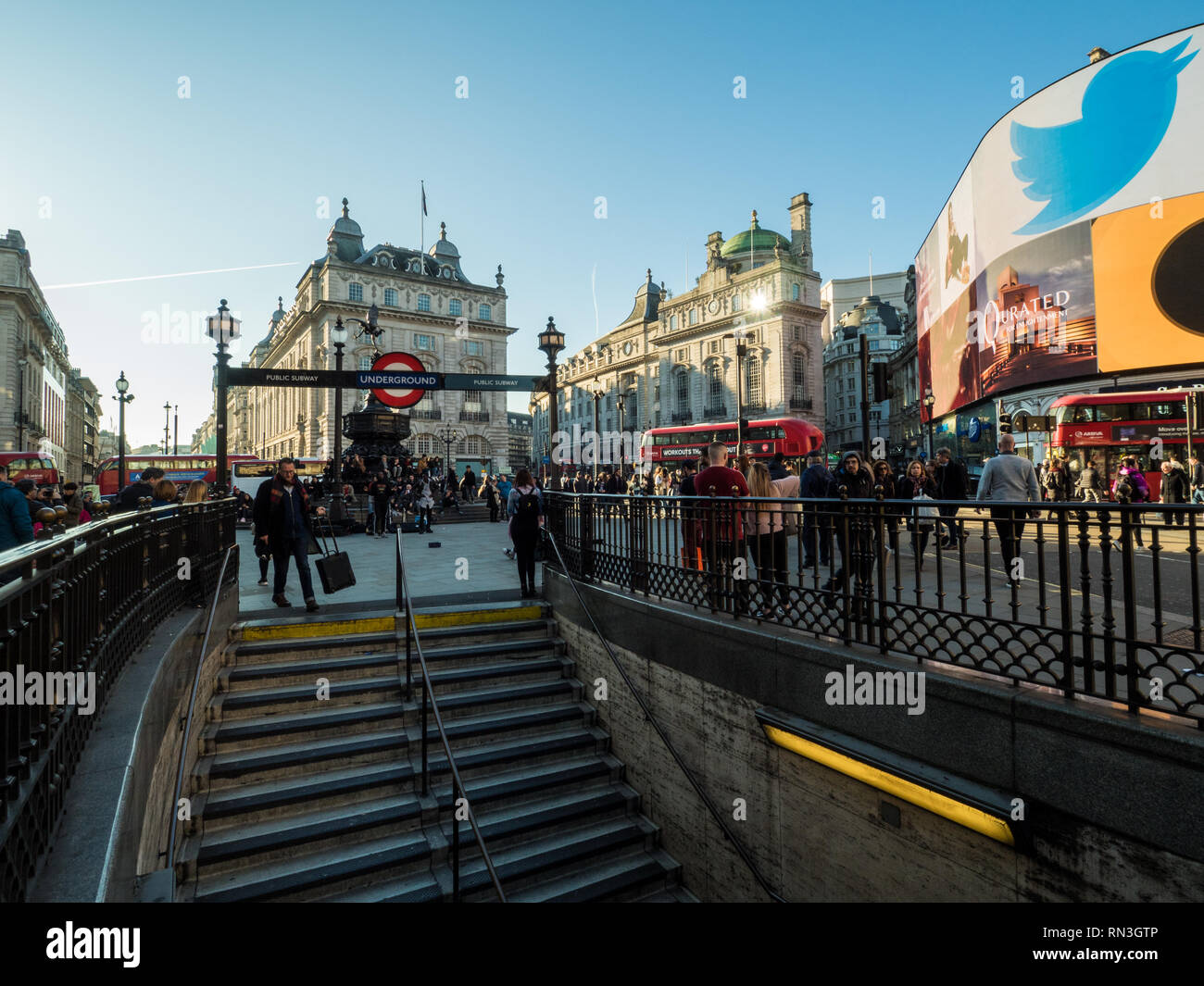 Piccadilly circus underground sign hi-res stock photography and images ...