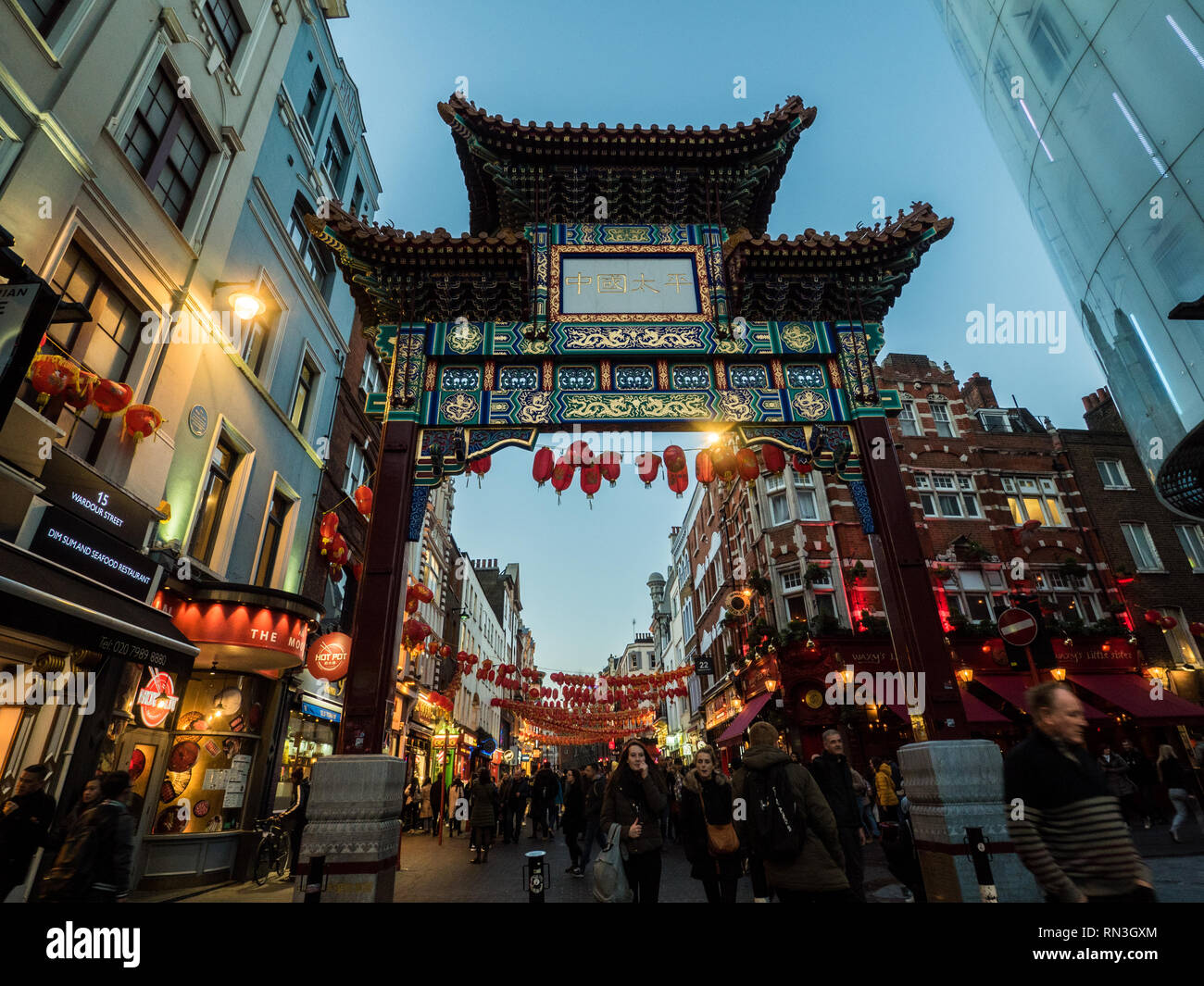 Chinatown gate london hi-res stock photography and images - Alamy