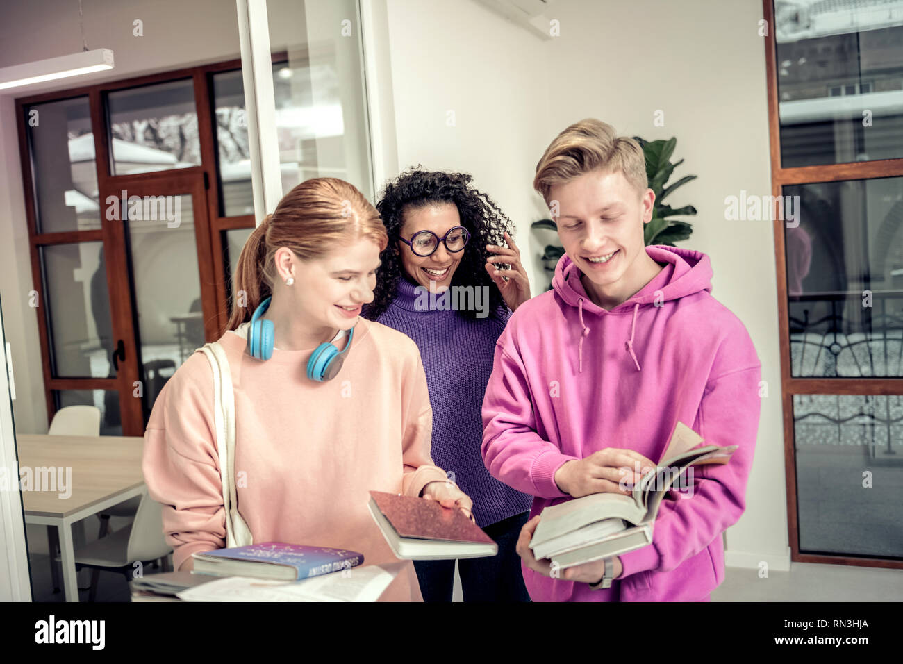 Female college students wearing jeans hi-res stock photography and ...