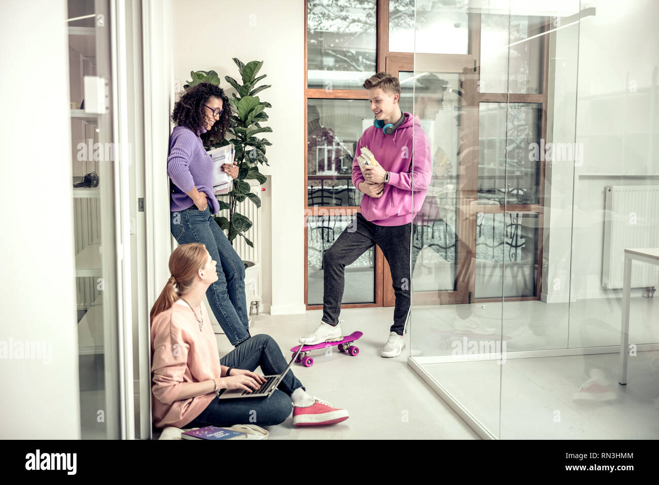 Students having active discussion revising material before exam Stock ...