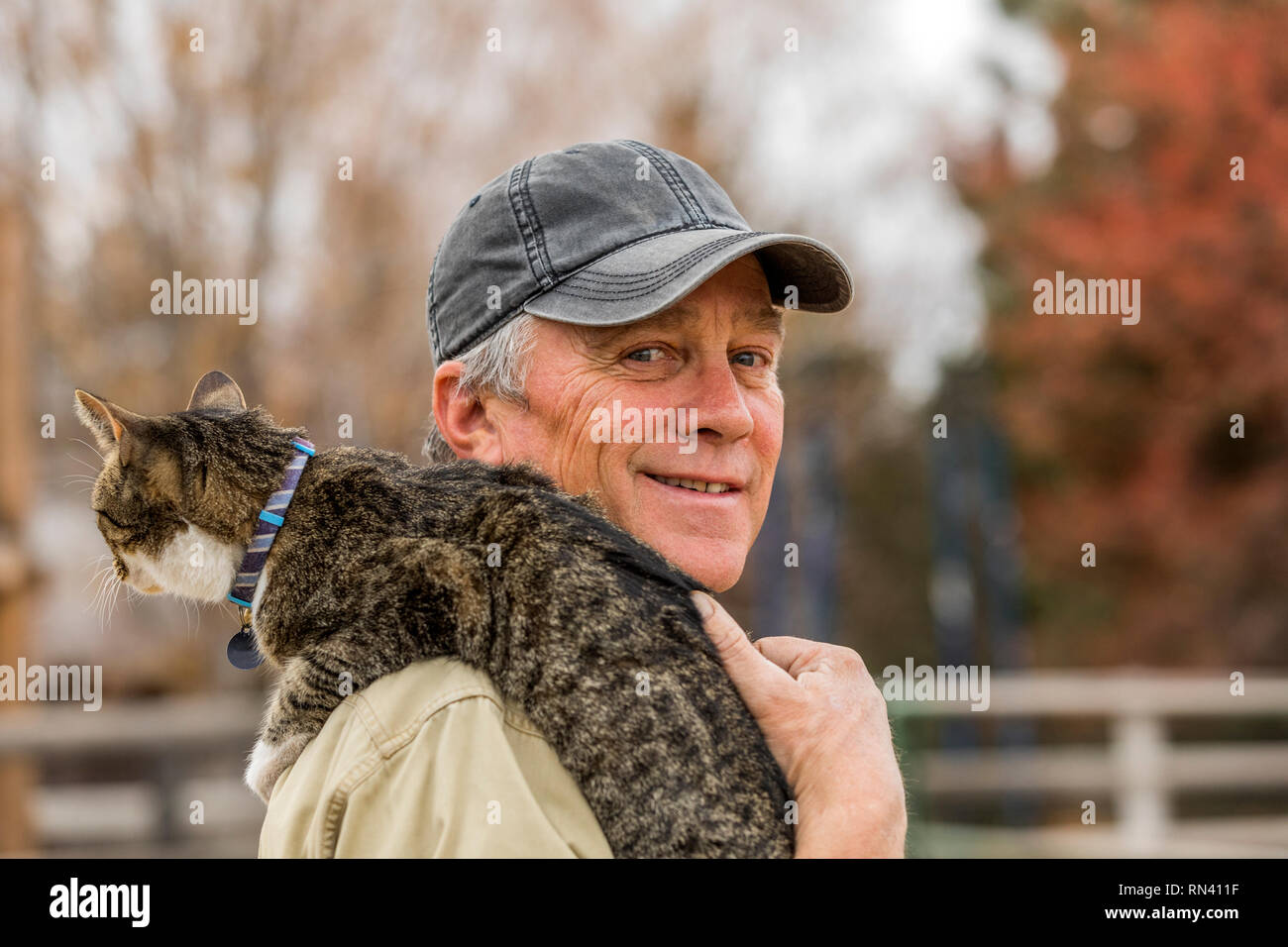 Man holding cat hi-res stock photography and images - Alamy