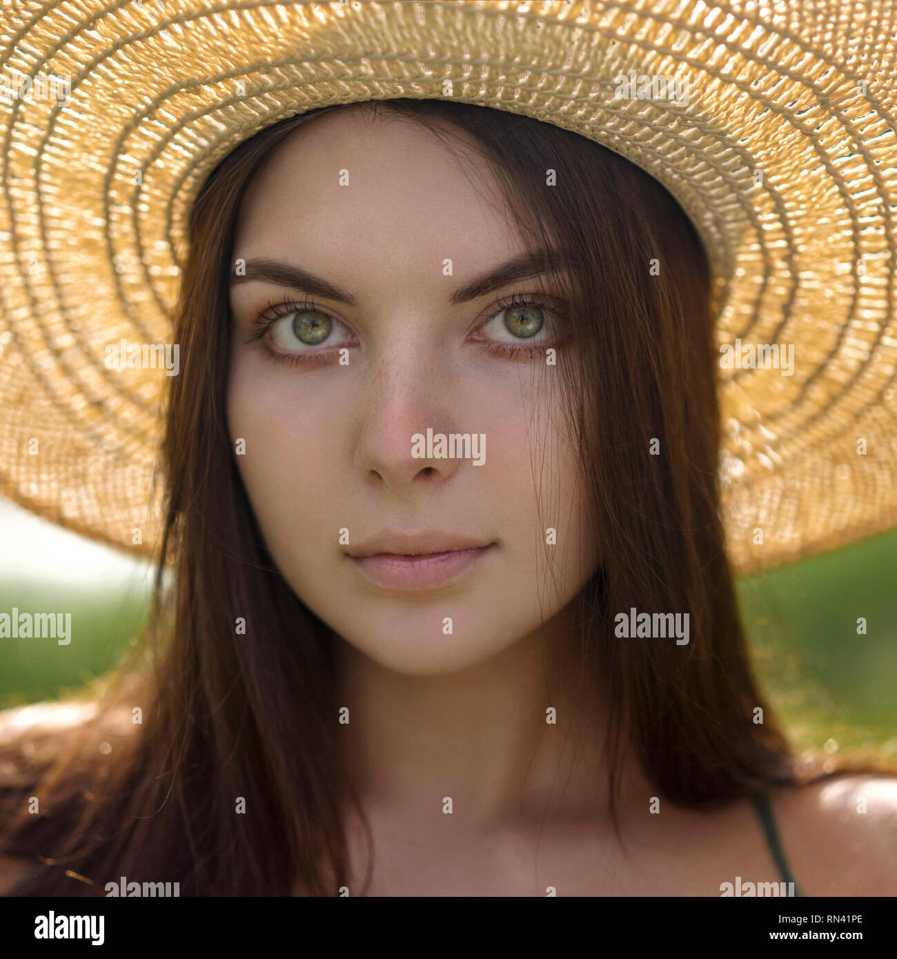 Woman in straw hat hi-res stock photography and images - Alamy