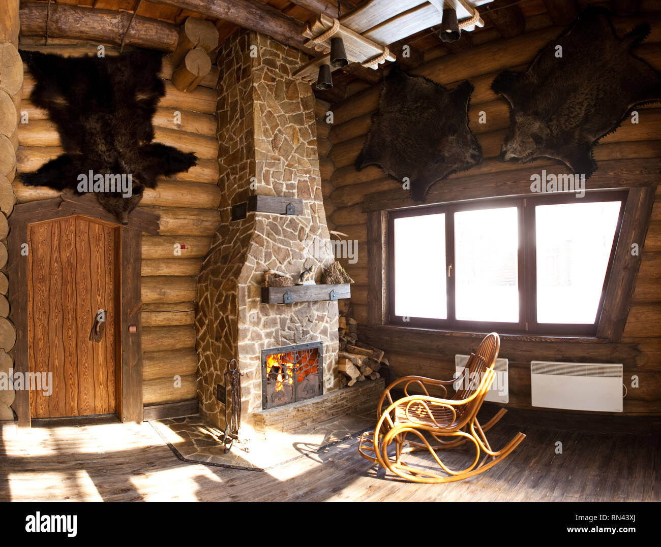 Interior country hunting cottage hi-res stock photography and images ...