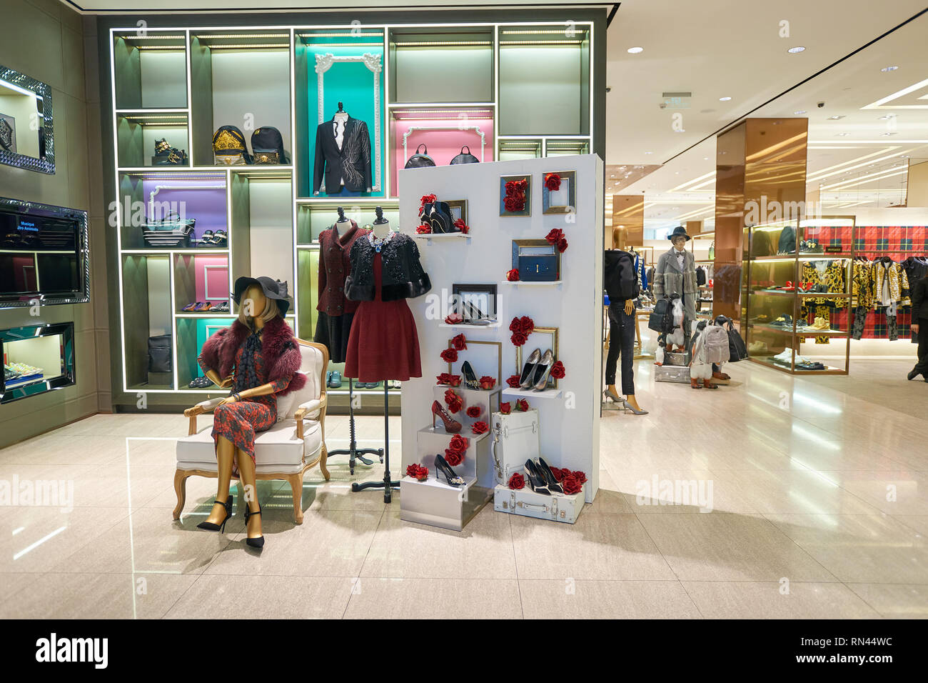 Chinese tourists shopping interior luxury shop hi-res stock photography ...
