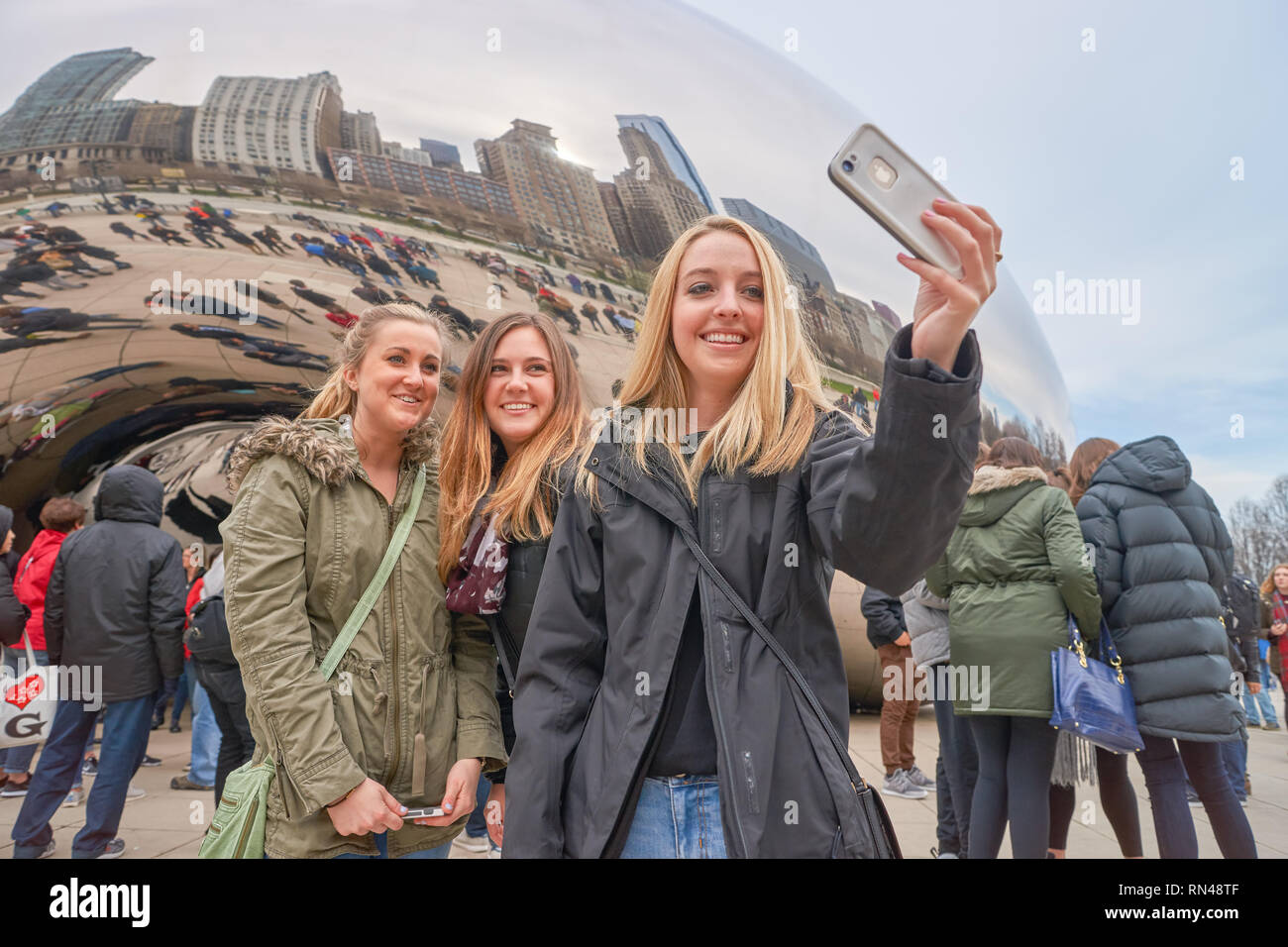 Cloud gate chicago selfie hi-res stock photography and images - Alamy