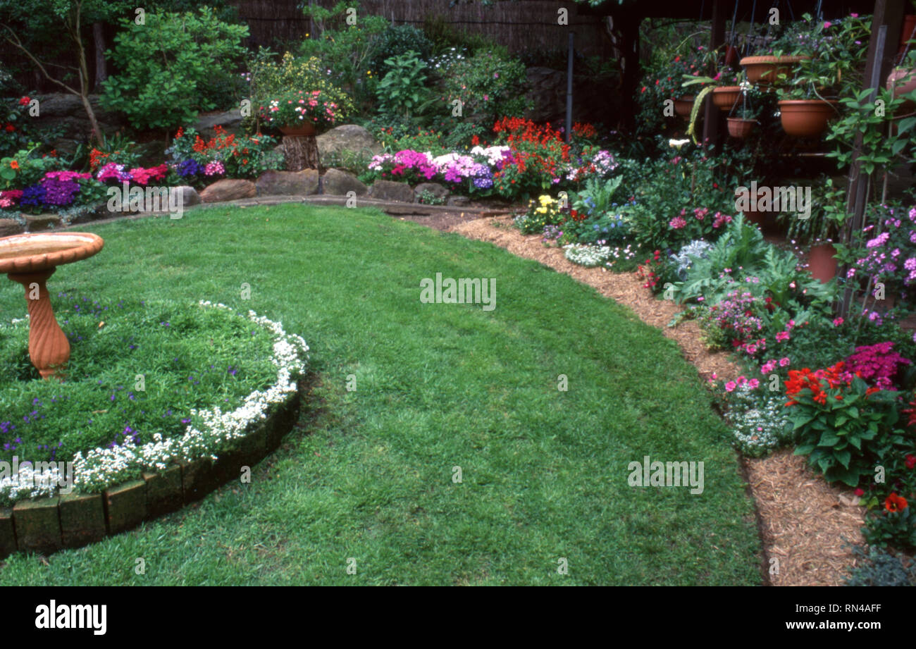 Circular Lawn Edging High Resolution Stock Photography and Images - Alamy