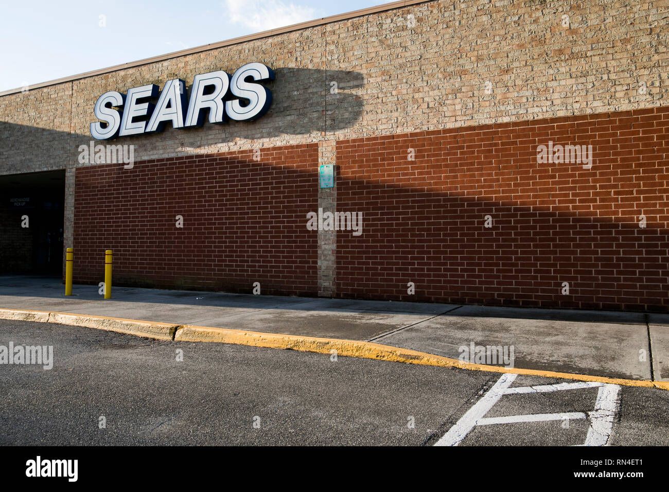 Logo sign outside sears retail hi-res stock photography and images - Alamy