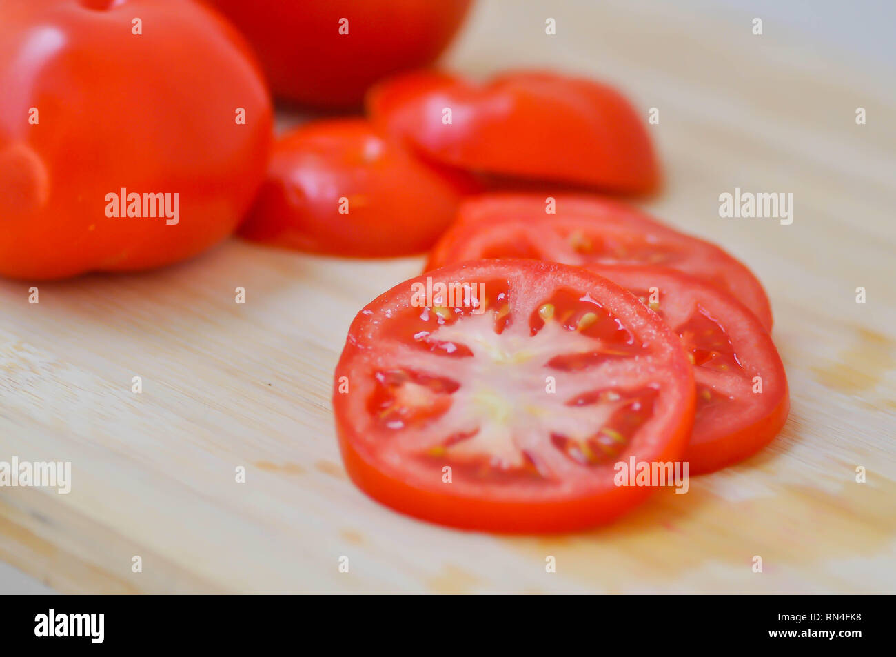 tomato or sliced tomato on chopping board Stock Photo - Alamy