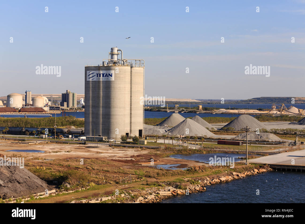 Petroleum refineries hi-res stock photography and images - Alamy