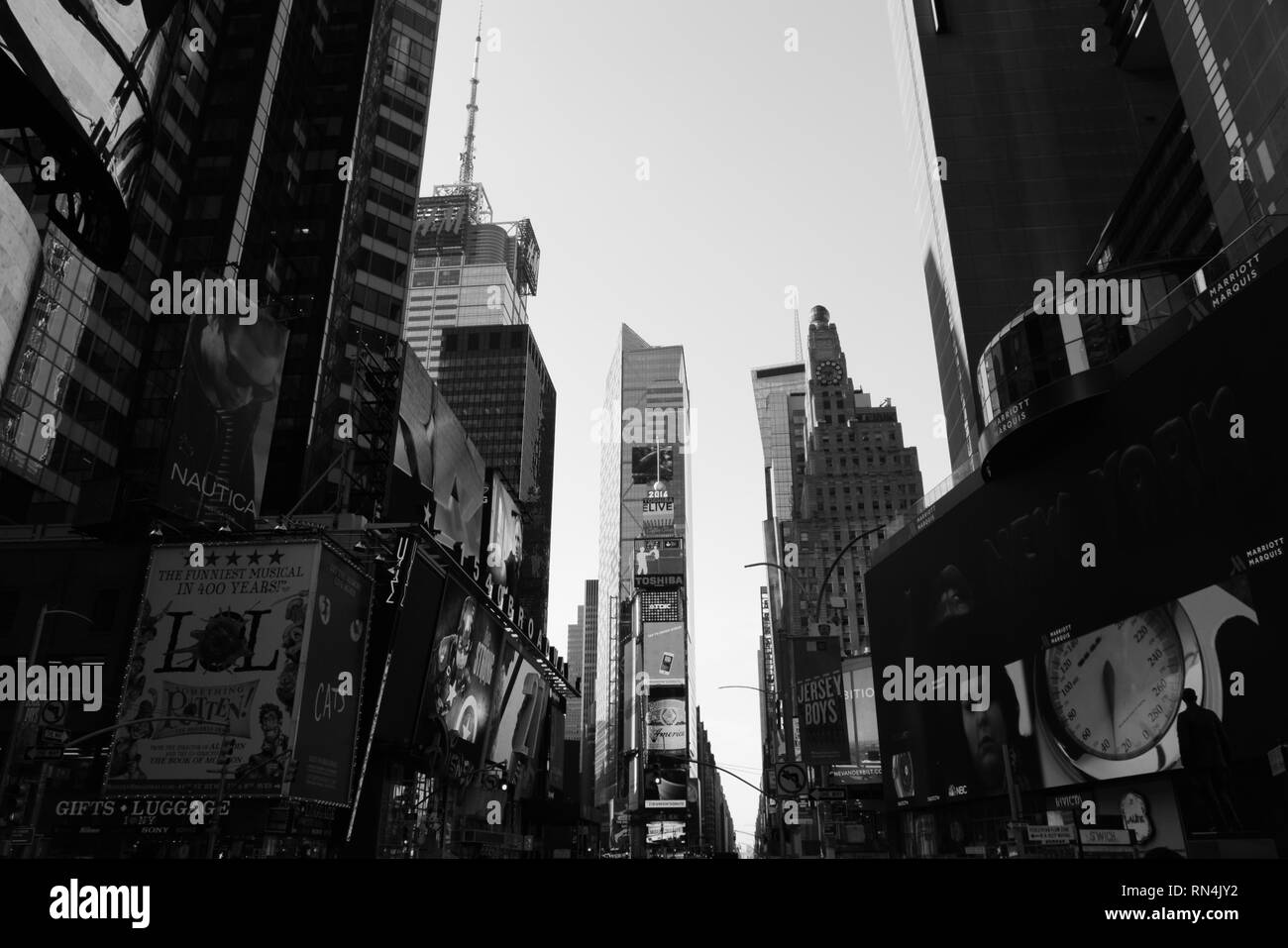 times square - black & white looking up Stock Photo - Alamy