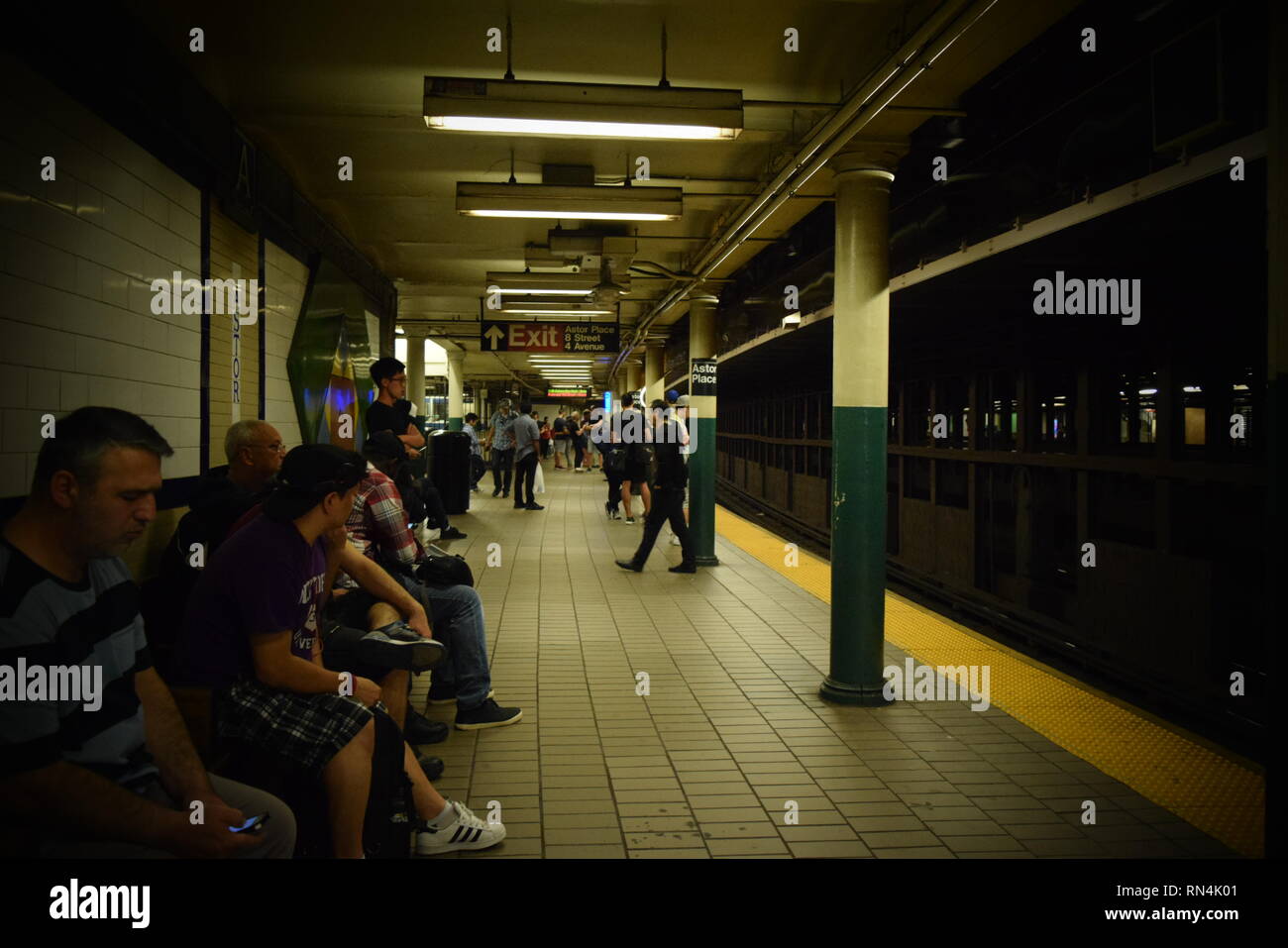 new york city subway platform Stock Photo - Alamy