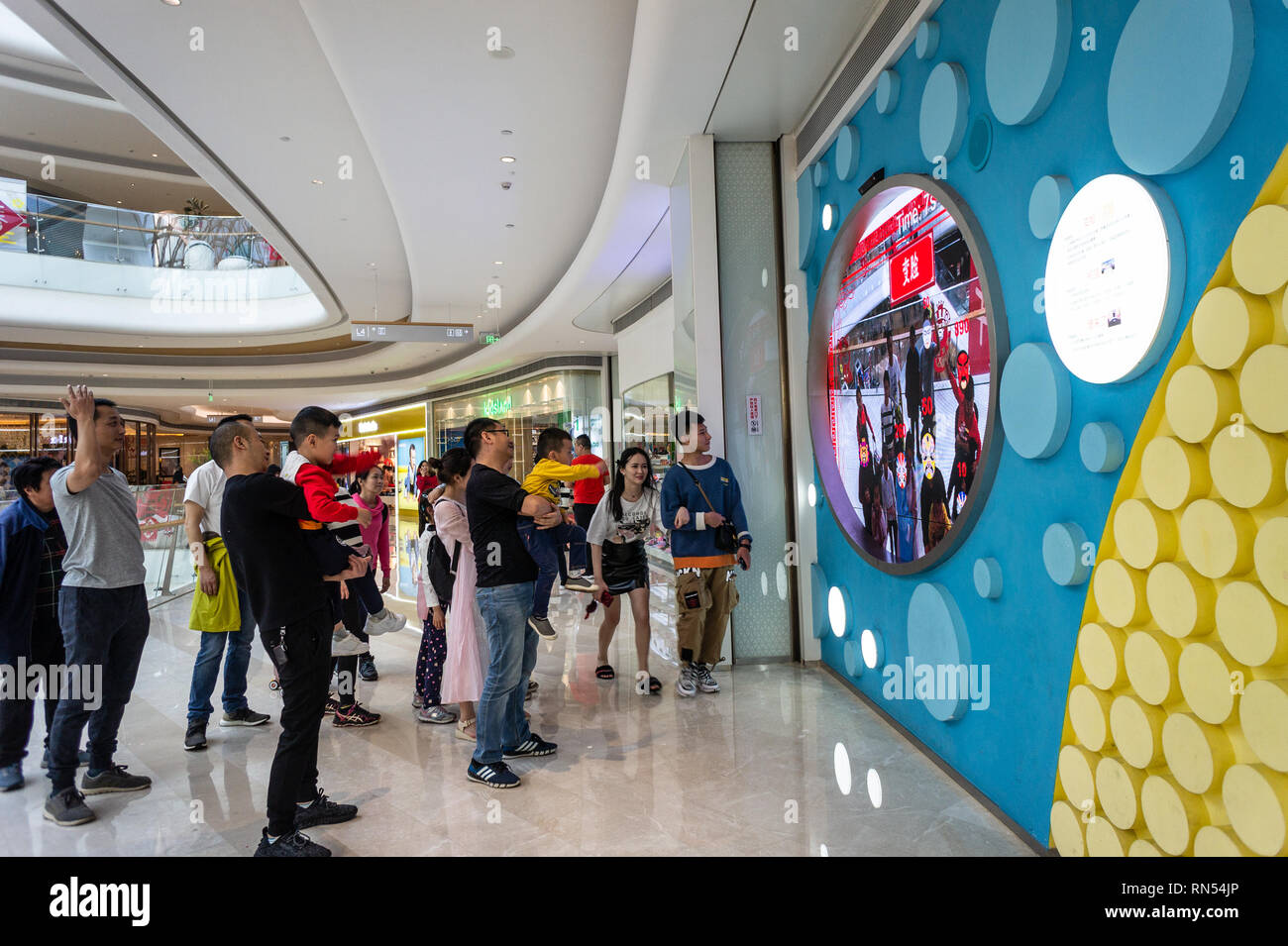Chinese mall uses augmented reality (AR) technology to enhance customer ... Chinese mall uses augmented reality (AR) technology to enhance customer ...