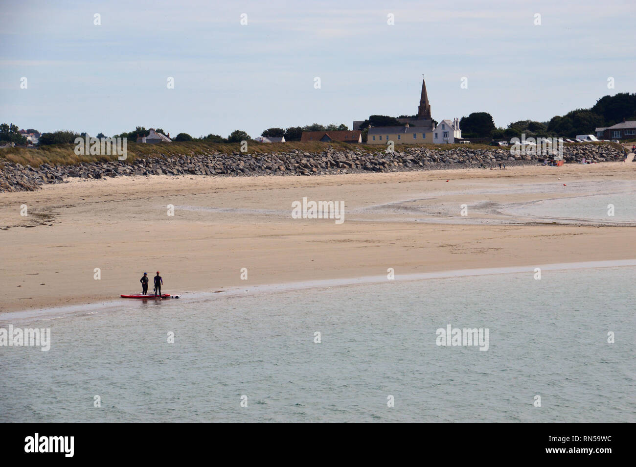 Two ladies talking on beach hi-res stock photography and images - Alamy