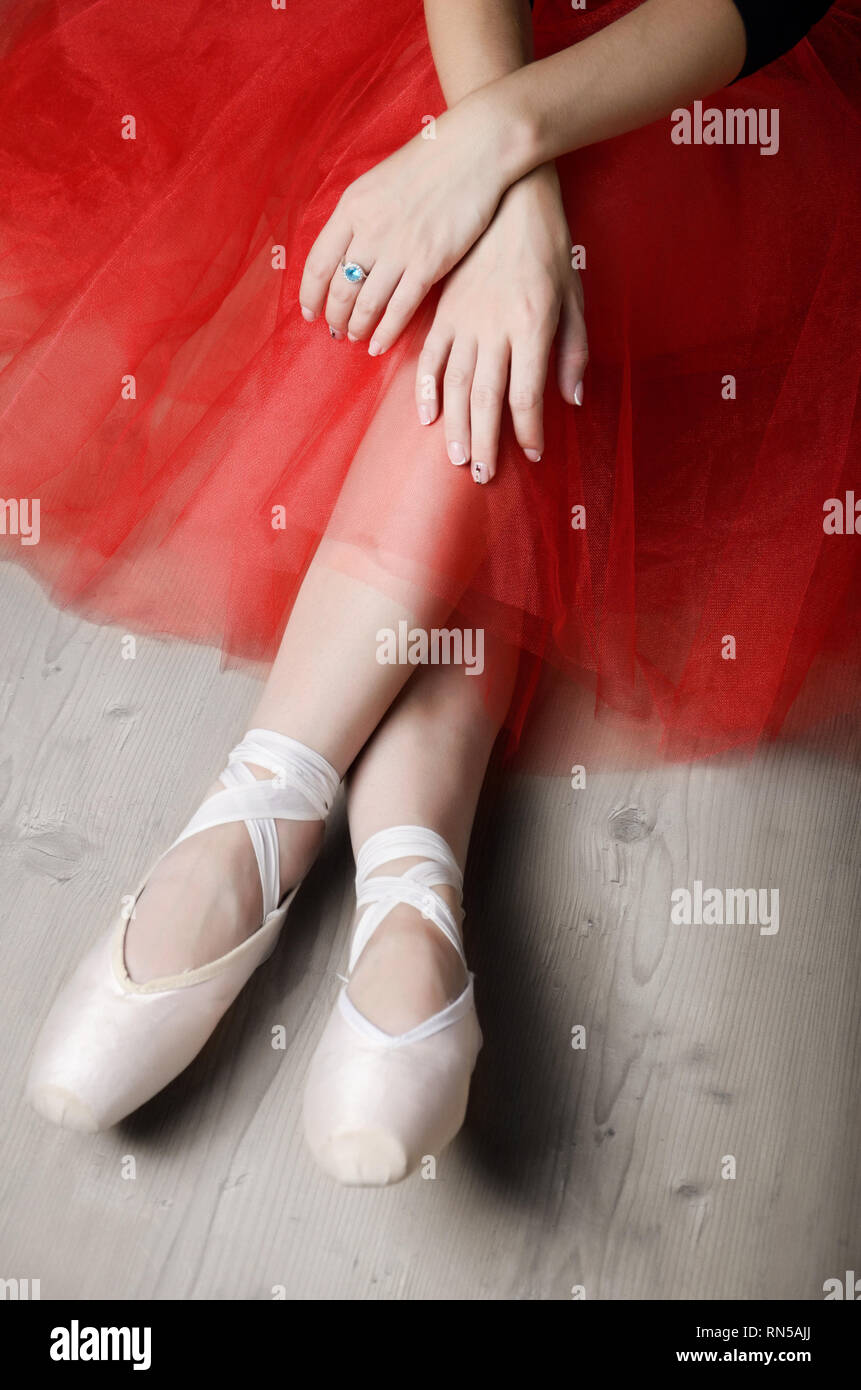 Feet crossed hi-res stock photography and images - Alamy