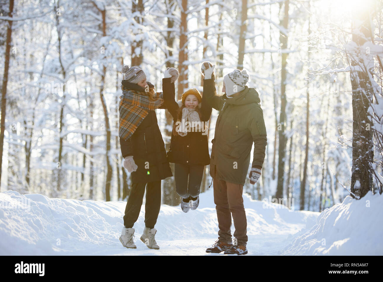 Winter family fun outside hi-res stock photography and images - Alamy